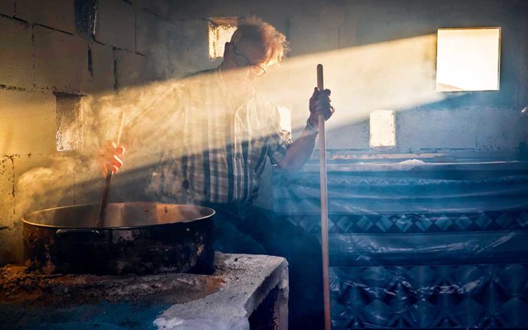 psisimo-sitakas-sto-mitato-01 - Greece Is