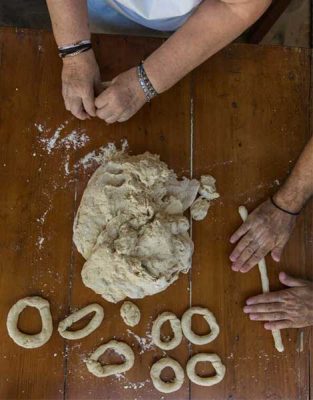 paksimadi-mystrakis-3-gastronomos-610x762 - Greece Is